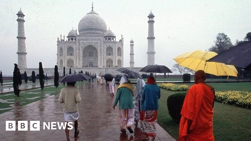 Taj Mahal chandelier crash investigation ordered - BBC News