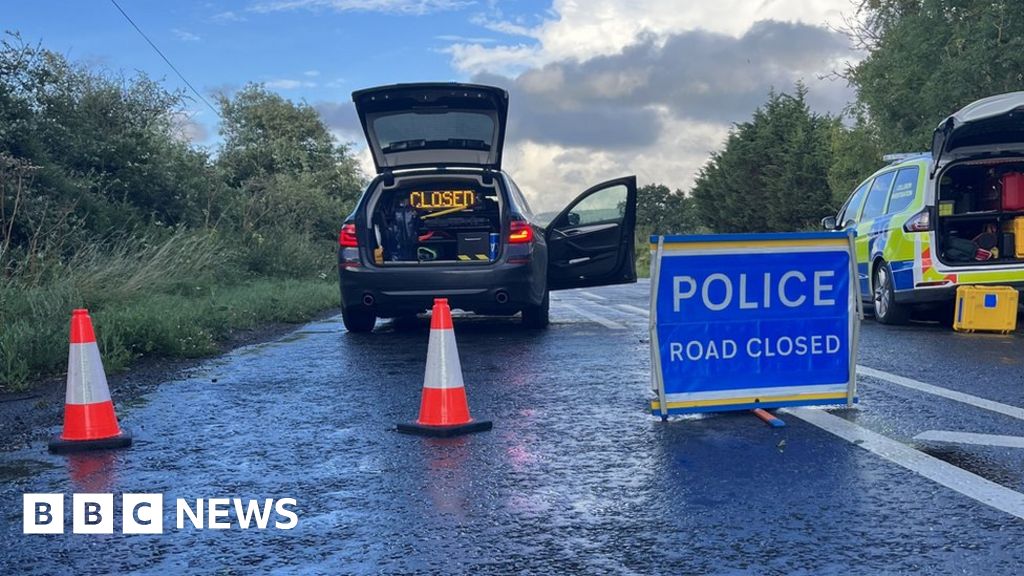 Winchcombe crash: Classic car passenger badly hurt - BBC News