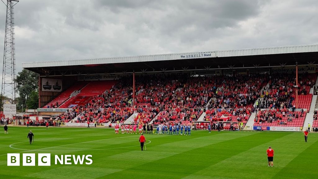 Swindon football fans arrested after attack on coach - BBC News