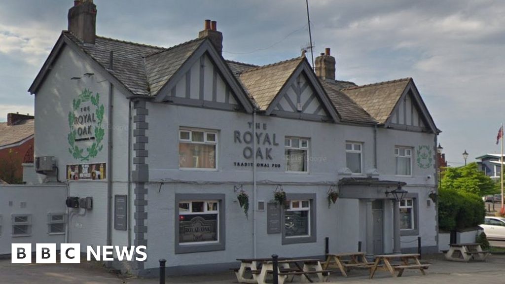 Failsworth stabbing: Man dies after fight outside pub - BBC News
