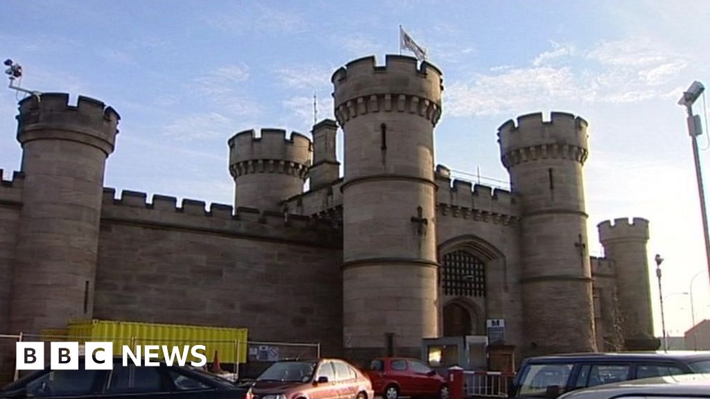 Leicester Prison staff 'did not know where inmates were' - BBC News