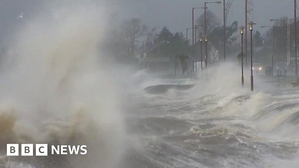 High wind warning for coastal communities - BBC News