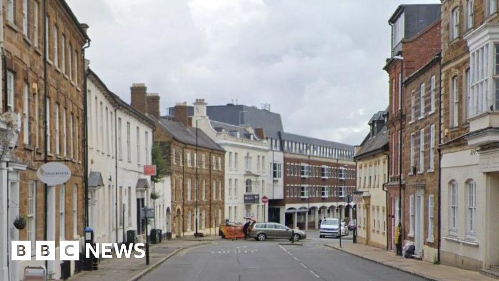 Man seriously hurt after being pushed in Northampton - BBC News