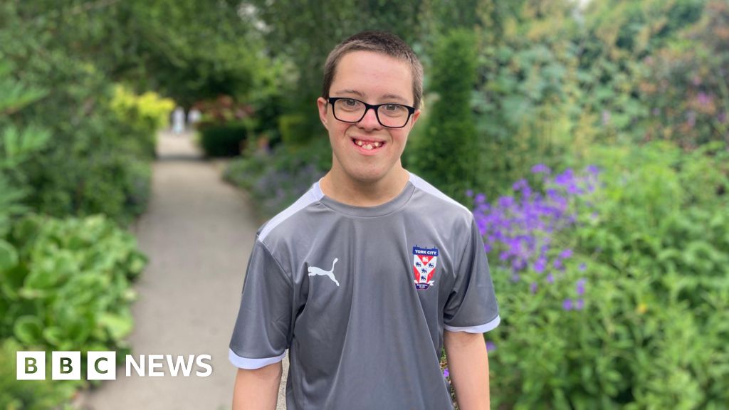 York teenager with Down's syndrome set for running challenge - BBC News