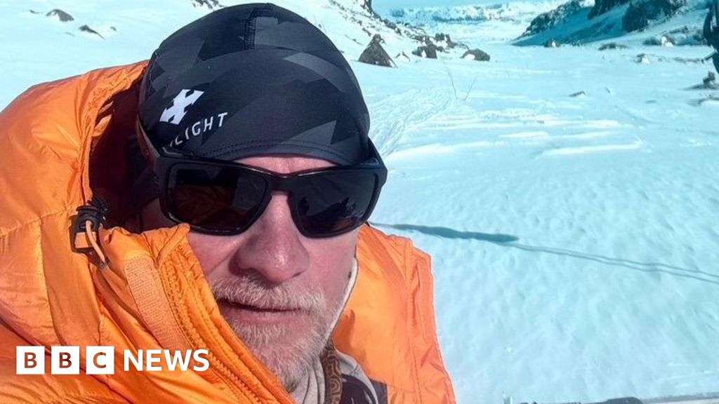 Ex-soldier plans to be oldest to complete Explorers Grand Slam - BBC News