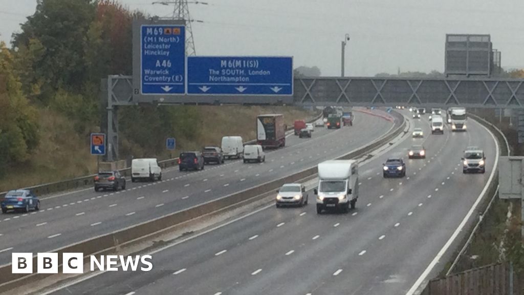 F﻿ive seriously injured in M6 Leicestershire crash - BBC News