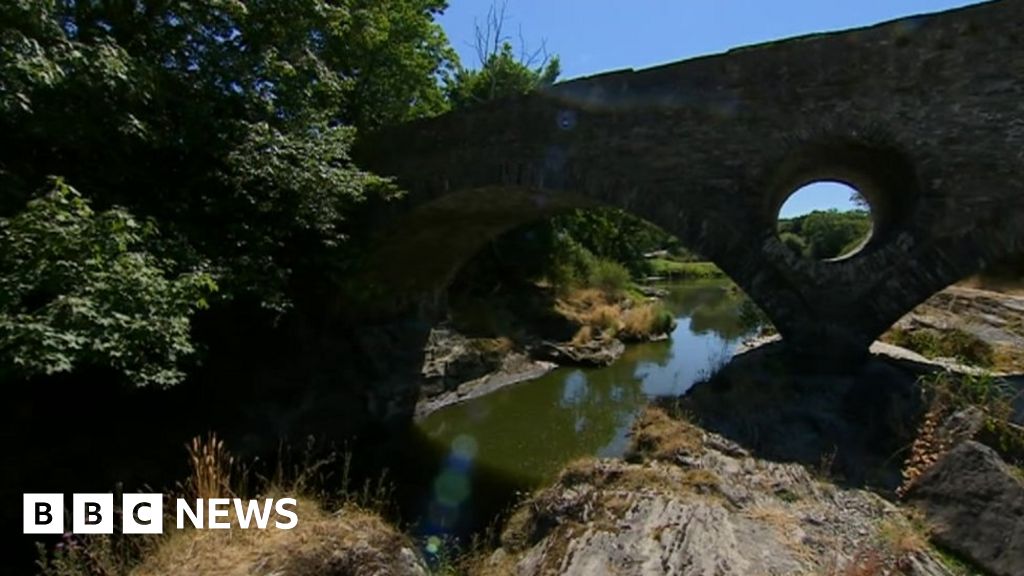 'Turn the taps off' to stop drought, Welsh Water pleads - BBC News