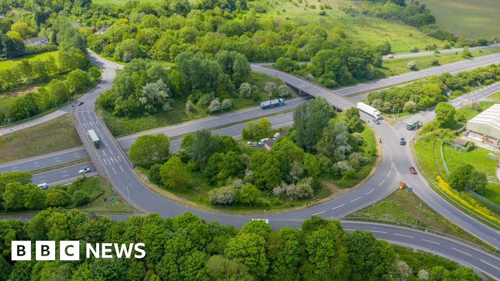 Roadworks begin on M4 junction near Swindon - BBC News