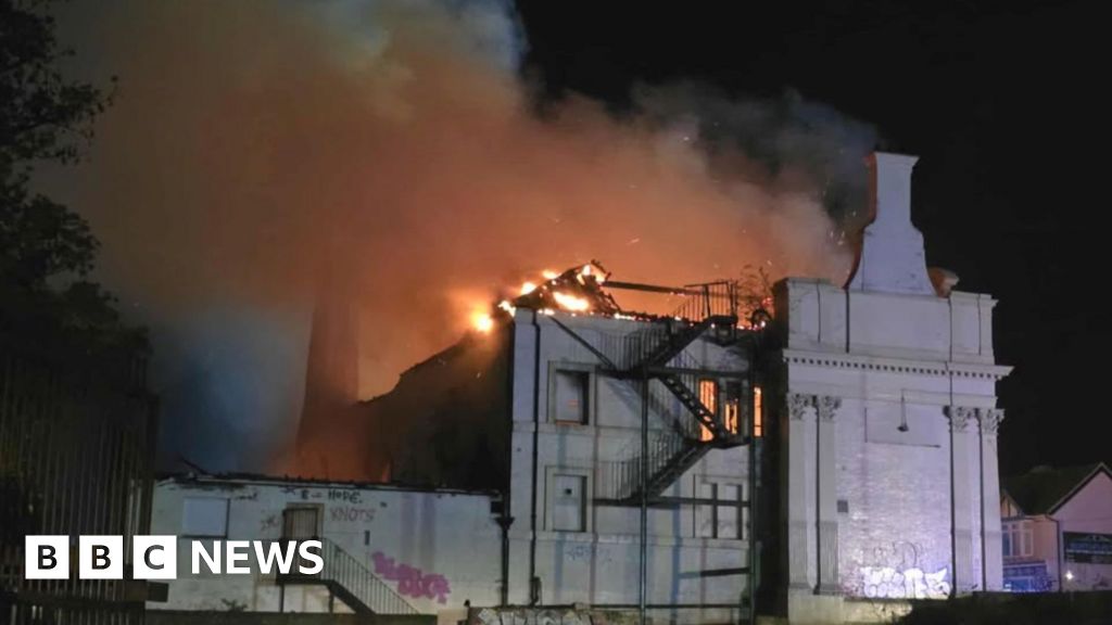 Fire breaks out at abandoned nightclub in Northfleet