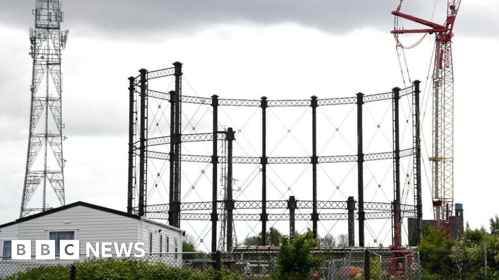 Victorian gas tower to disappear from Hull's skyline after 165 years
