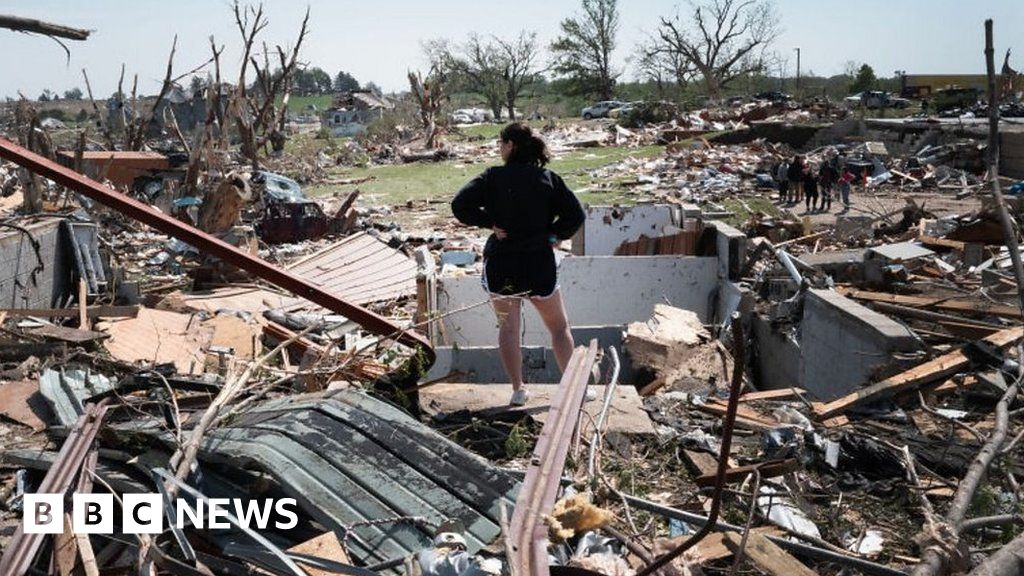 Iowa tornadoes: Razed homes and a burning wind turbine - BBC News