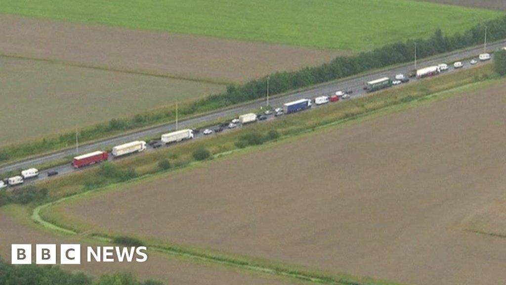 EU migrants crisis: Lorry protest causes Calais disruption - BBC News