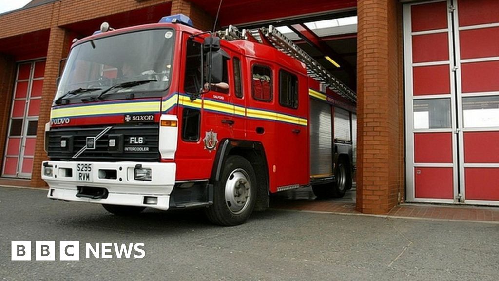 Hinton-in-the-Hedges light aircraft crash kills pilot - BBC News