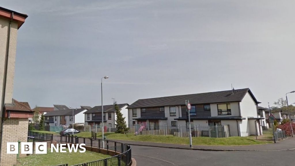 Father and son attacked by youths in Castlemilk - BBC News