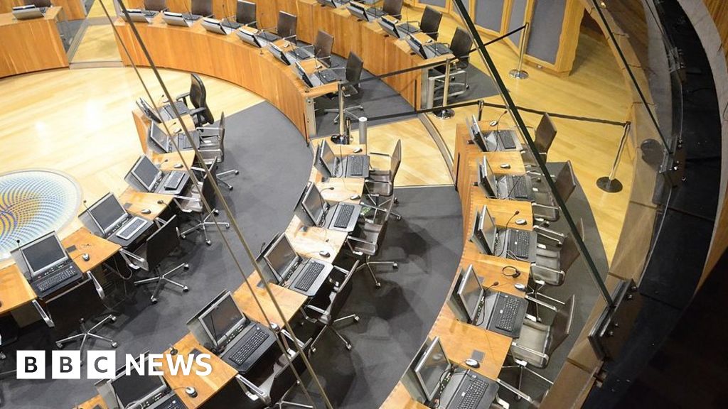 Senedd reform: Ministers urged to avoid court challenge - BBC News
