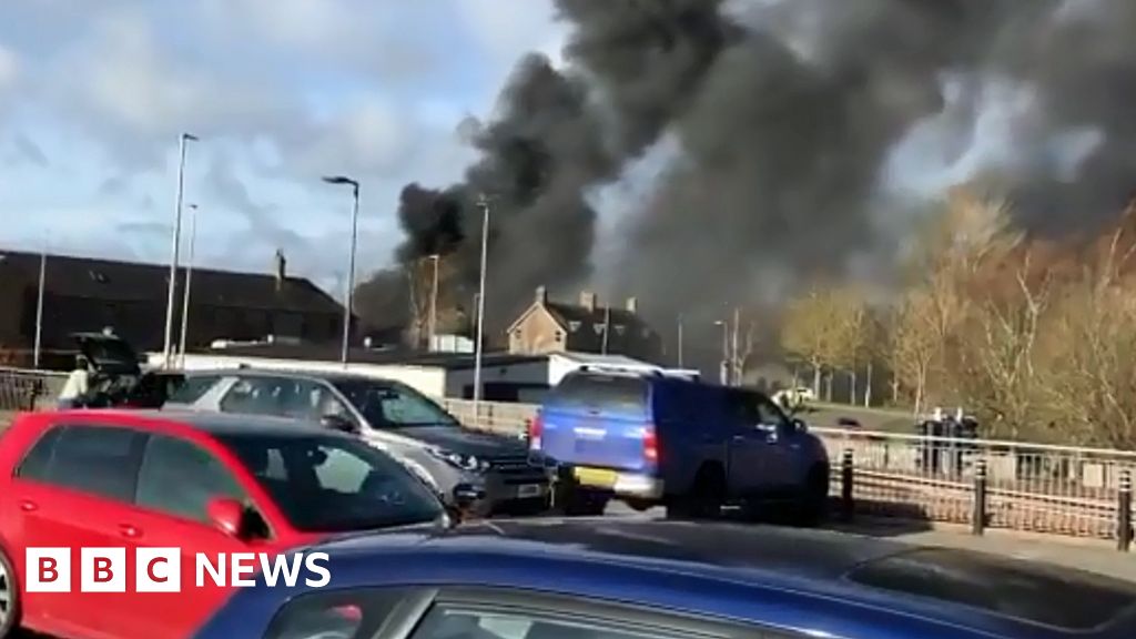 Buildings evacuated due to Kelso garage fire - BBC News
