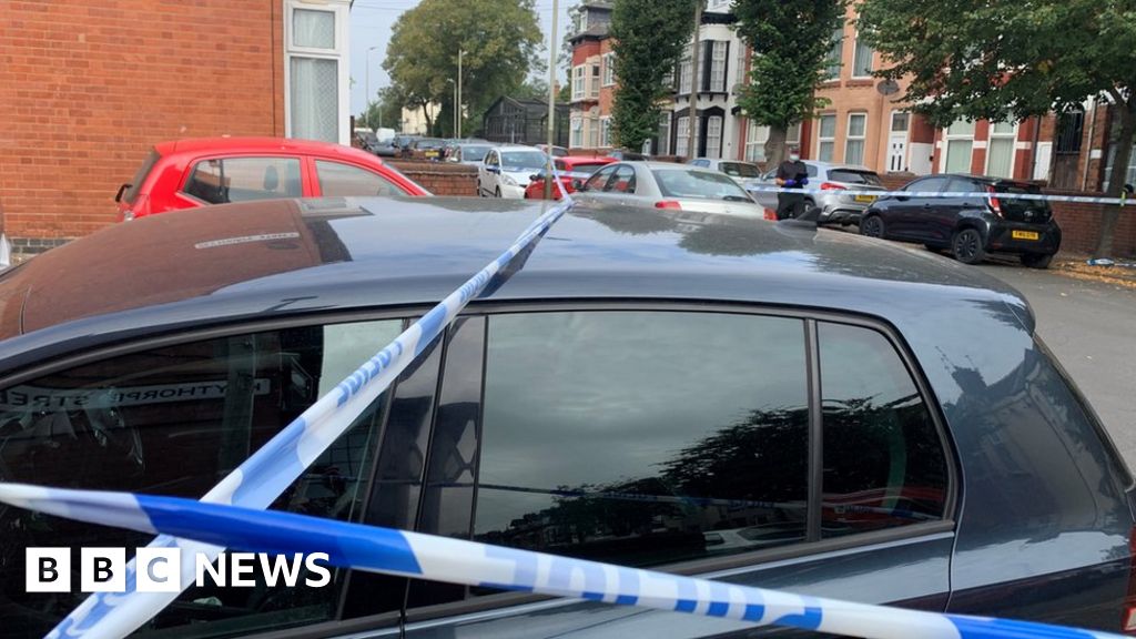 Leicester fatal stabbing prompts murder investigation - BBC News