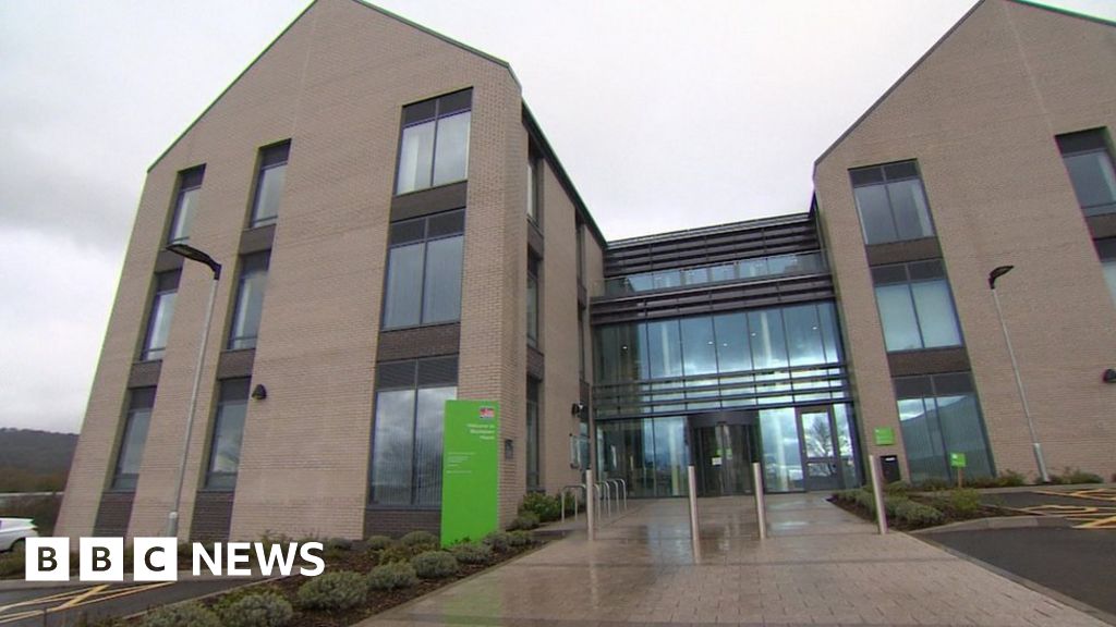 Calls for East Devon District Council chief executive to resign - BBC News