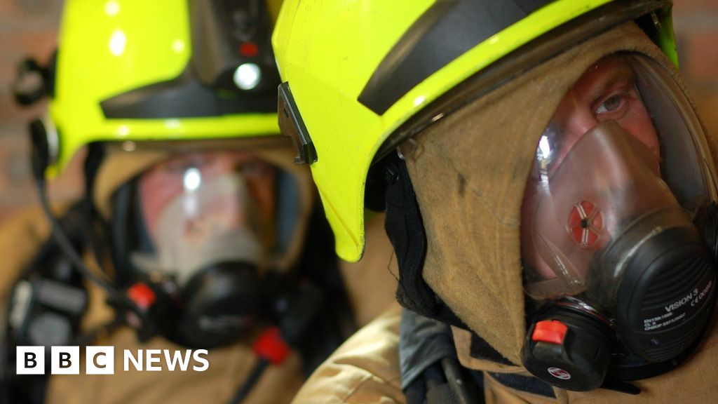 Children treated after Dunfermline fire - BBC News