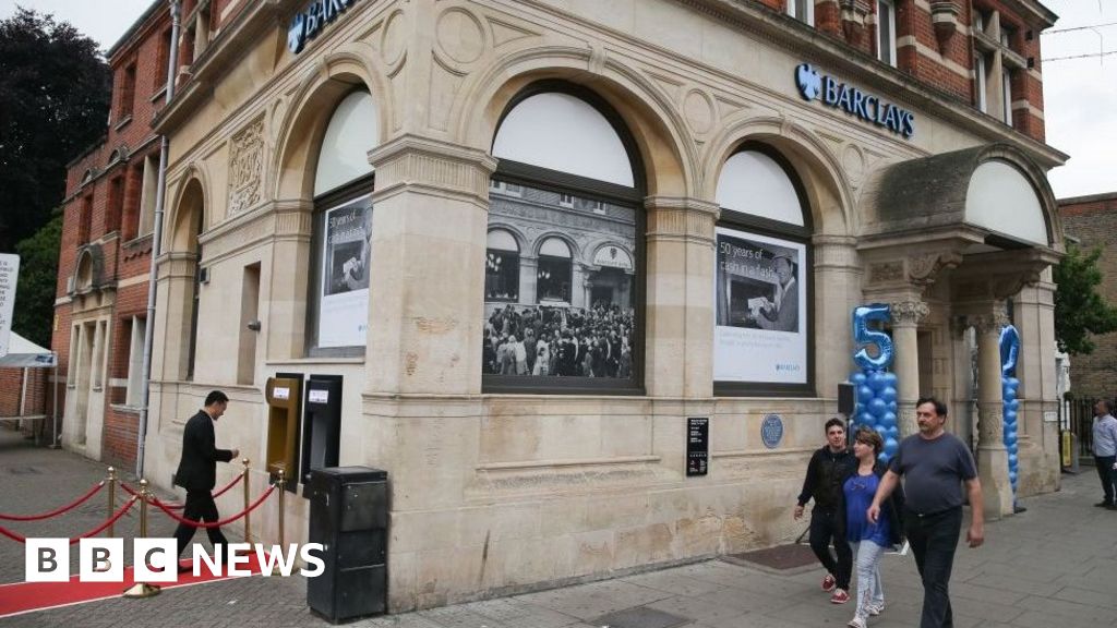 Bank closures: More than 200 branches close in four years - BBC News