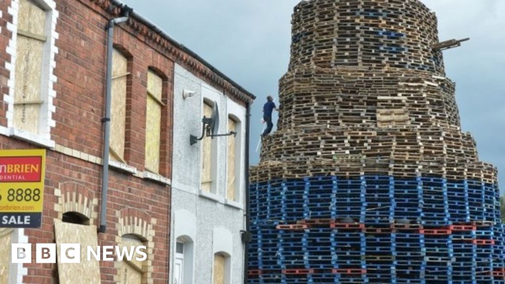 Towering bonfires at N Ireland celebrations cause controversy - BBC News