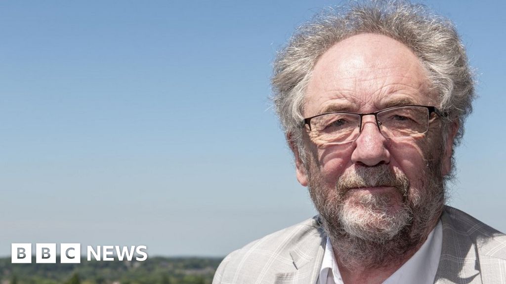 Wolverhampton Council leader to stand down after 15 years - BBC News