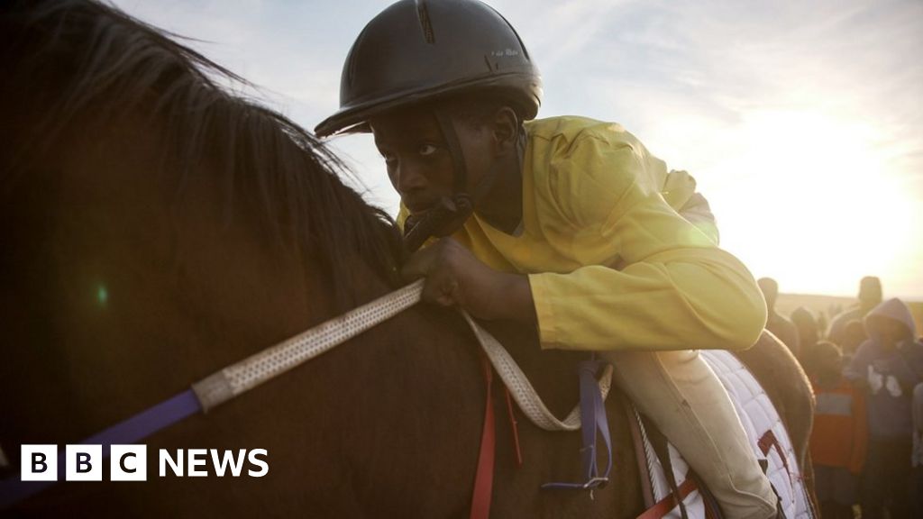 Traditional horse-racing in South Africa's Eastern Cape - BBC News