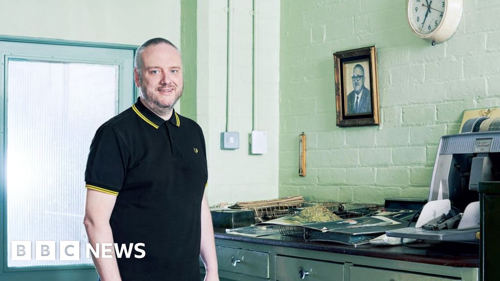 Birmingham: Tributes paid to Brumpic founder David Oram - BBC News