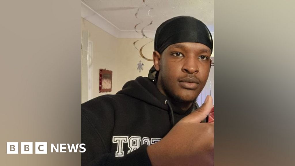 Luton stabbing: Murder detectives name victim as Derrick Kinyua - BBC News