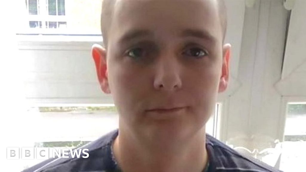 Man charged with knife murder at Glasgow flat - BBC News