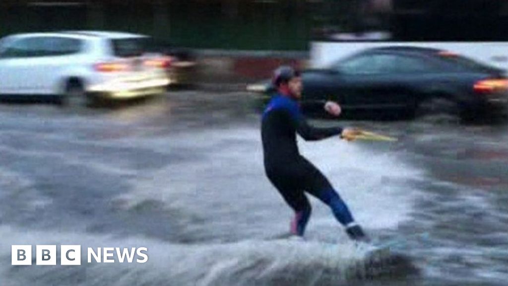 Moscow flooding: Wakeboarder speeds down street - BBC News