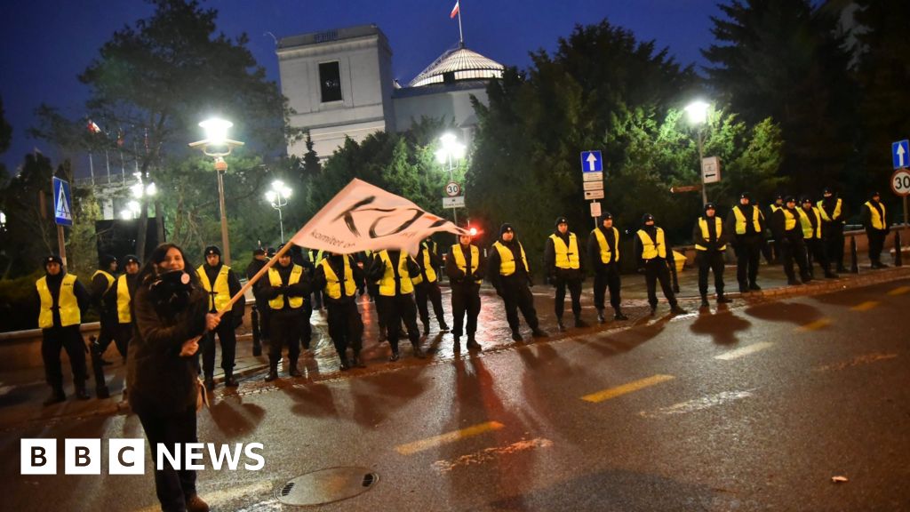 Poland press freedom: Demonstrations continue for third day - BBC News