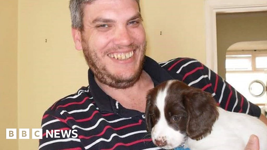 Missing walker Jason Gates 'died from hypothermia' - BBC News