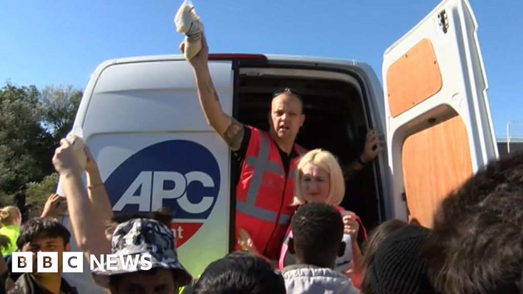 Swindon team deliver aid to Calais migrants - BBC News