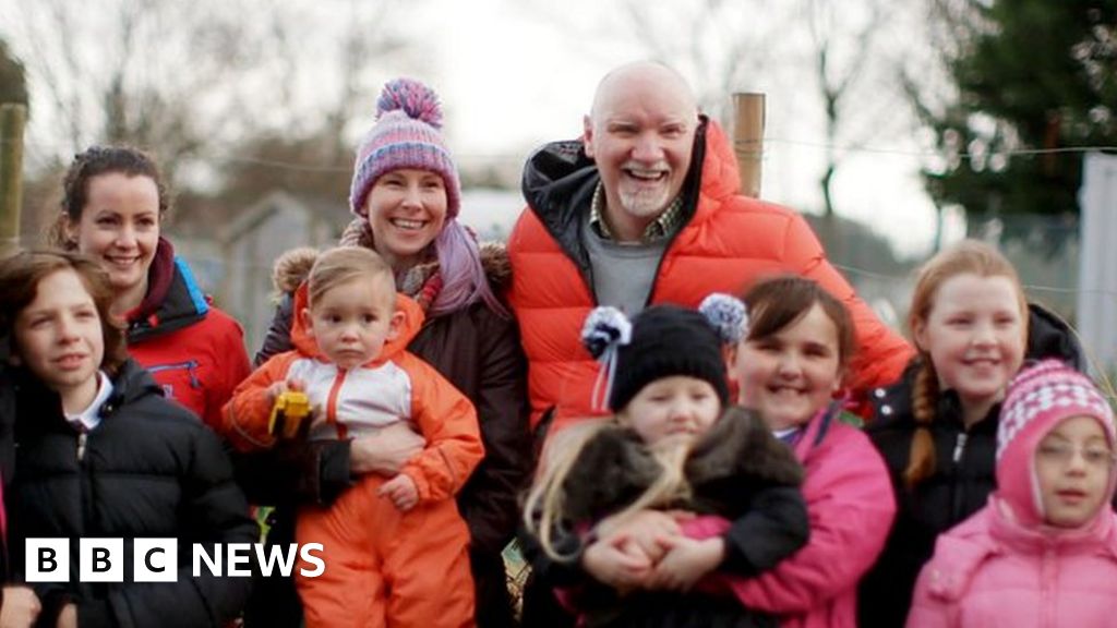 Sir Tom Hunter: Education reform needs 'open mind' - BBC News