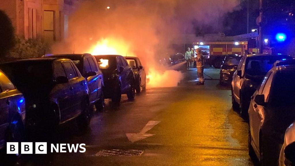 BMW deliberately set on fire on Glasgow street - BBC News
