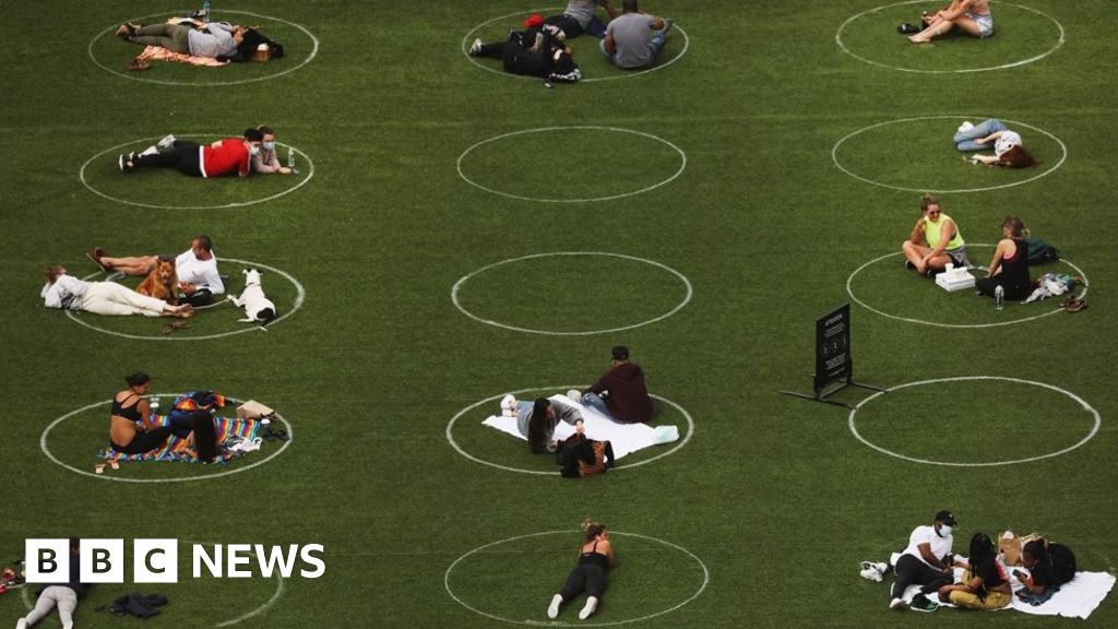 Social distancing: A practical guide to how to socialise now - BBC News