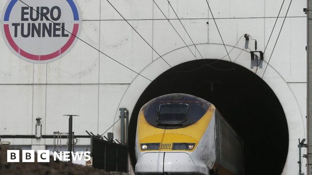 Calais migrants' bid to storm Channel Tunnel - BBC News