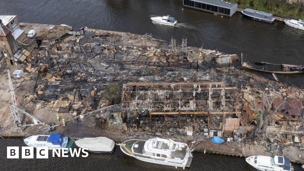Platt's Eyot fire: River Thames boatyards destroyed - BBC News