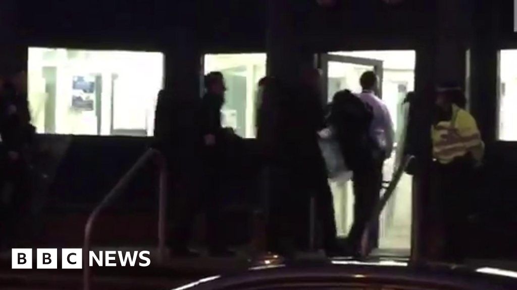 Police arrive at HMP Birmingham amid disturbance - BBC News
