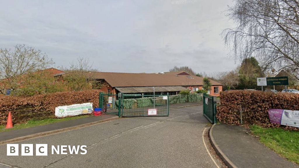 Suspected gas leak closes Exeter primary school - BBC News