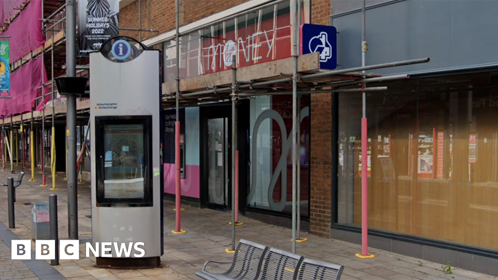 Former Wolverhampton bank to be turned into cafe - BBC News