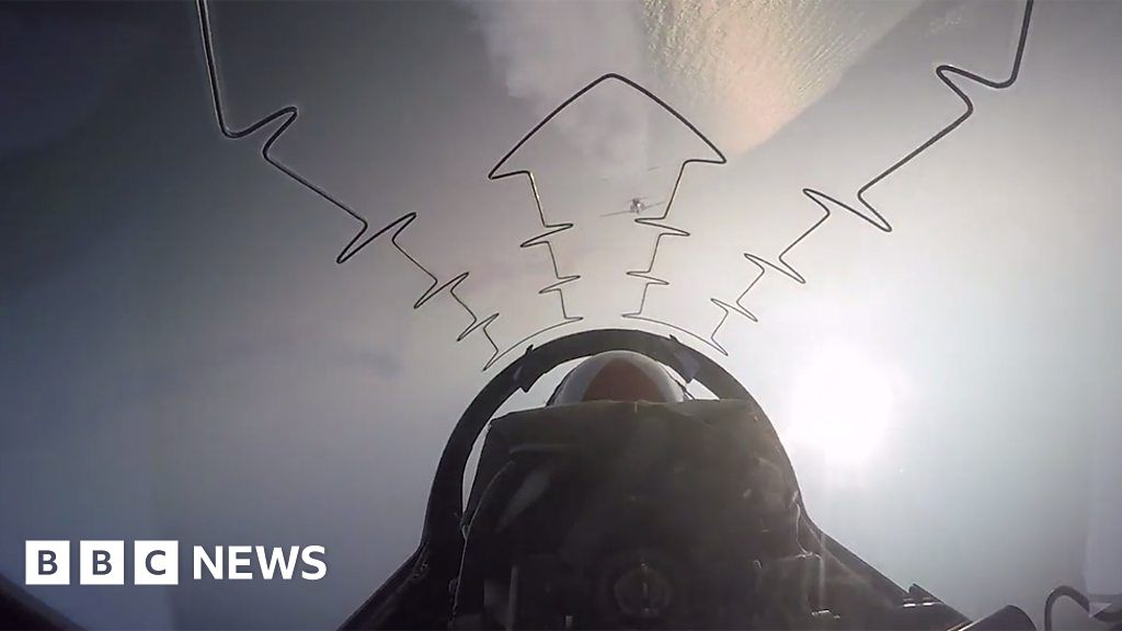 Red Arrows: Cockpit view of corkscrew manoeuvre in Oman - BBC News