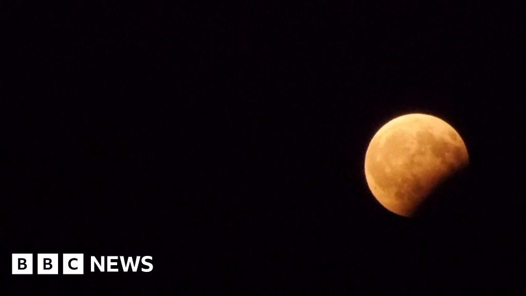 Red Moon rises during partial lunar eclipse - BBC News