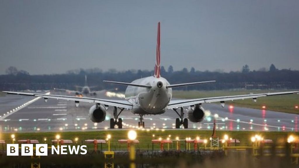 Gatwick Airport 'premium passport control' introduced - BBC News