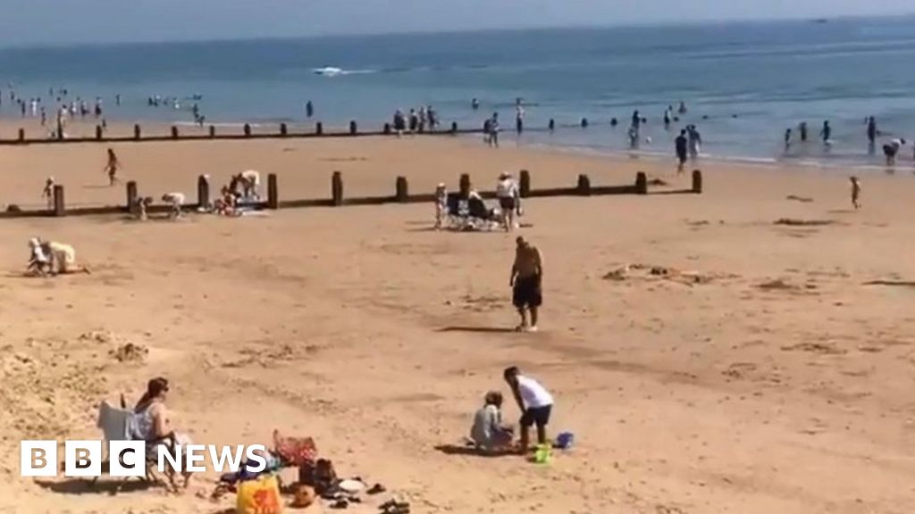 Essex beaches: Up to 150 beachgoers report feeling ill - BBC News