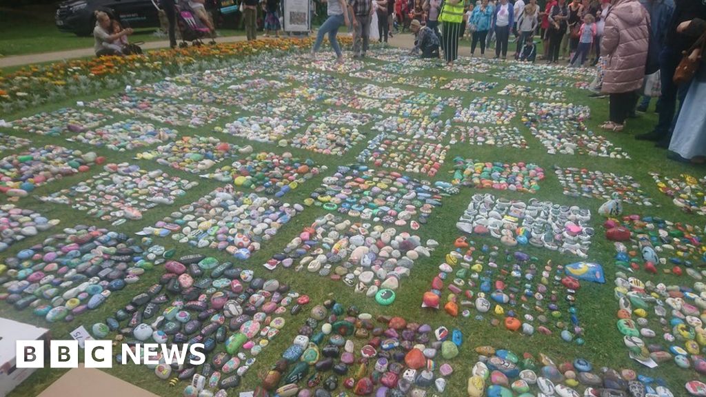 Isla Tansey: Painted stones record smashed in girl's memory - BBC News