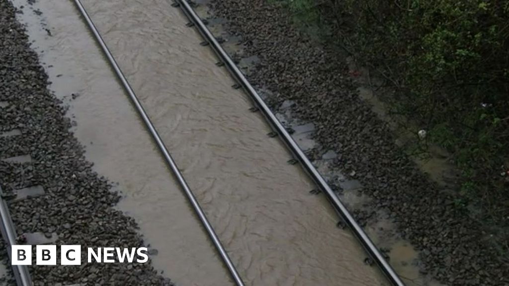 Flooding: Rail flooding causes transport disruption - BBC News