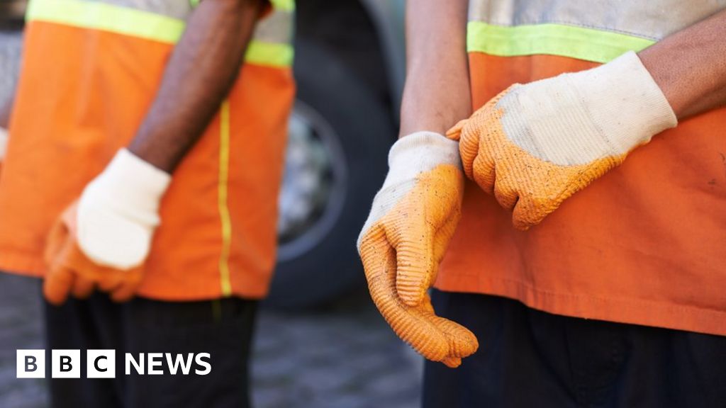 Bristol Waste staff faced increased aggression during pandemic - BBC News