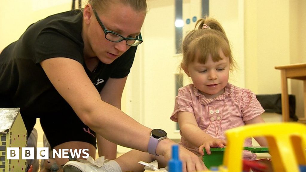 Hampshire charity forced to end 'lifeline' family support - BBC News